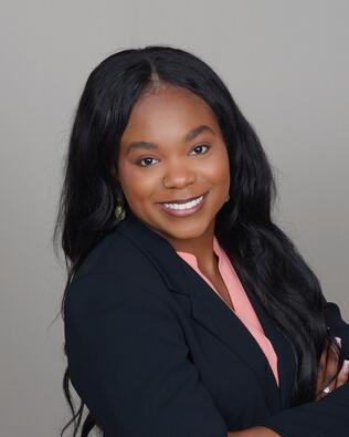 Amara Dozier, CENTURY 21 Real Estate Agent in Mundelein, IL